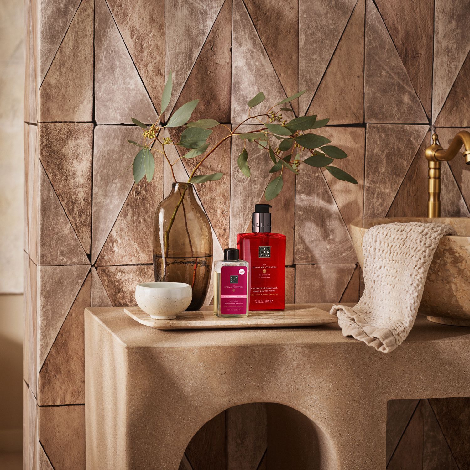 The Ritual of Ayurveda - Recharge concentré gel lavant mains de RITUALS ...