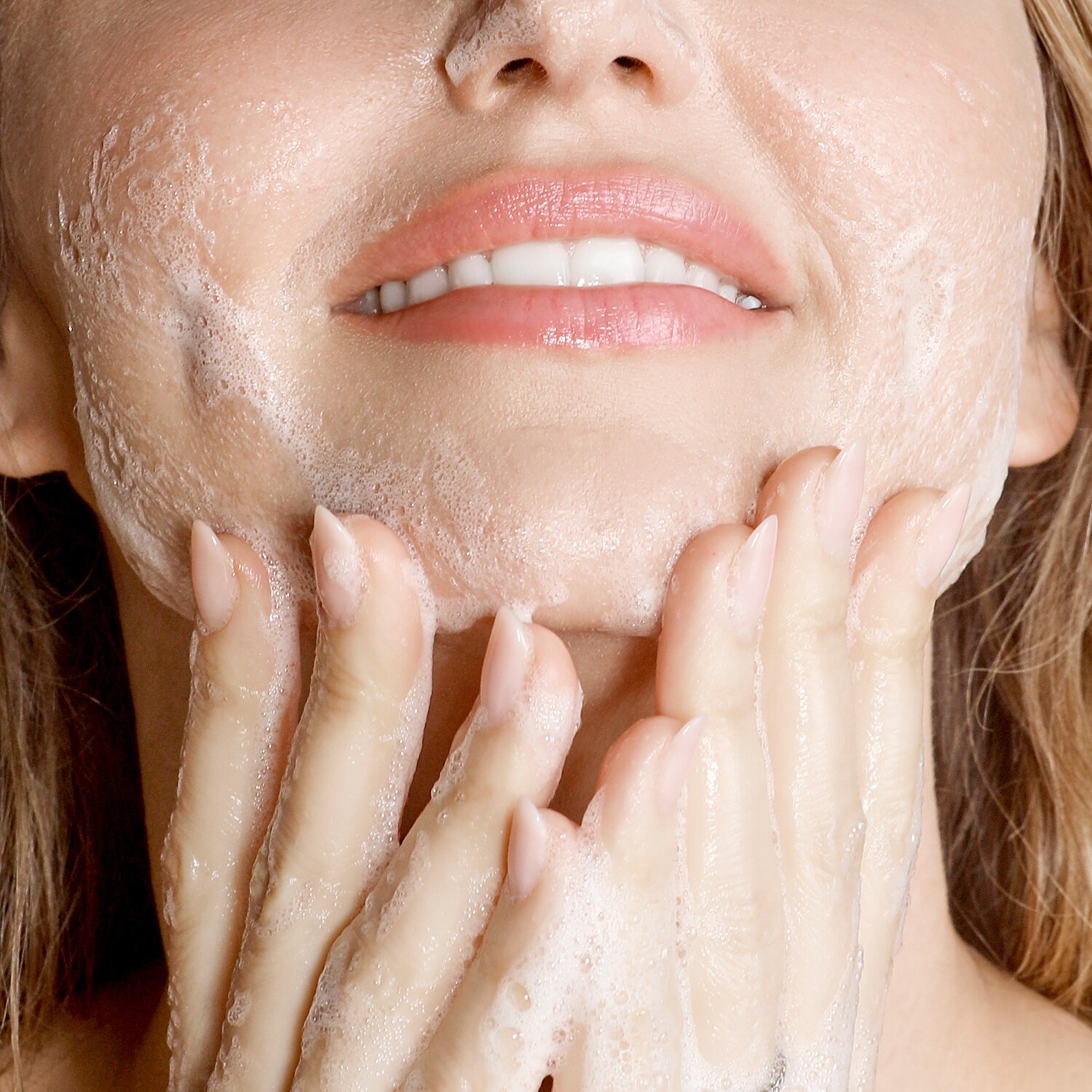 Turmeric Glow Foaming Cleanser - Gel nettoyant moussant visage de KORA ...