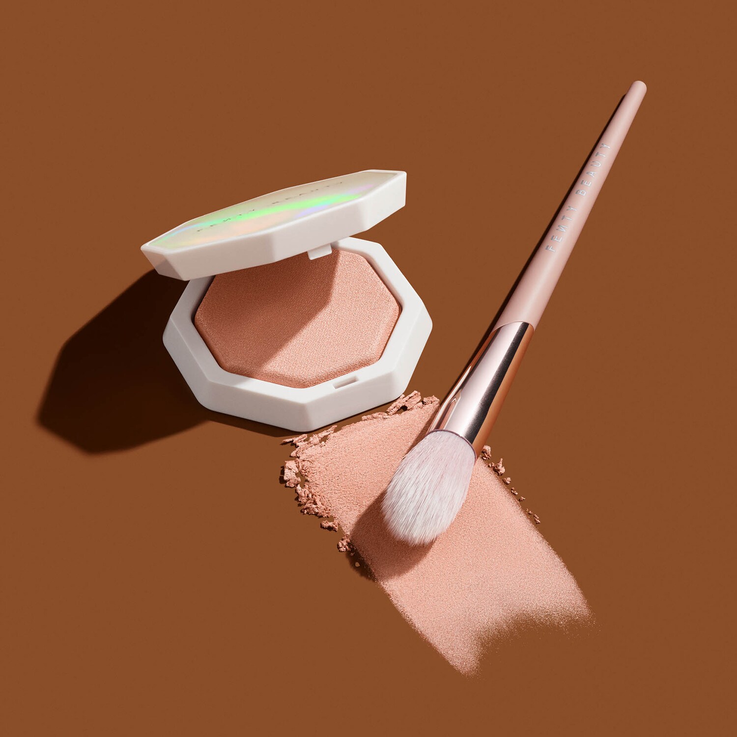 Precision Highlighter Brush - Pinceau Emlumineur de FENTY BEAUTY ≡ SEPHORA